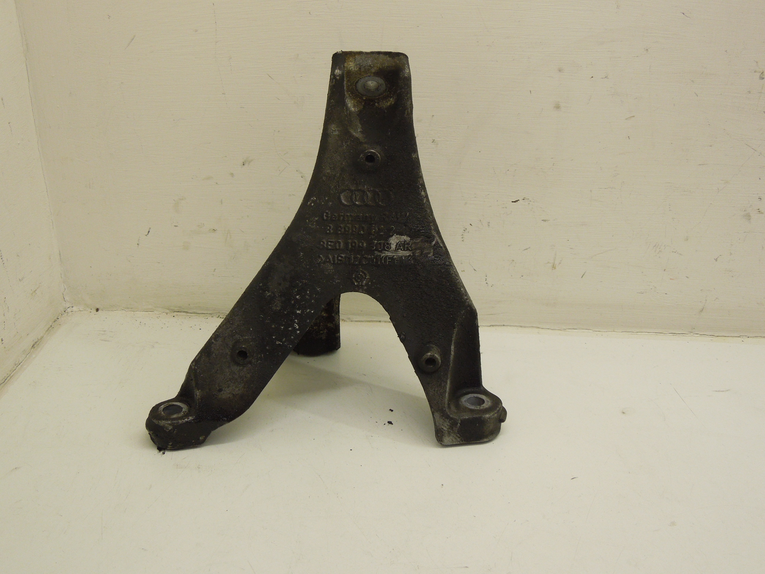 Audi A4 B7 4 Cylinder Diesel OS Right Engine Mount Bracket 8E0199308AR ...