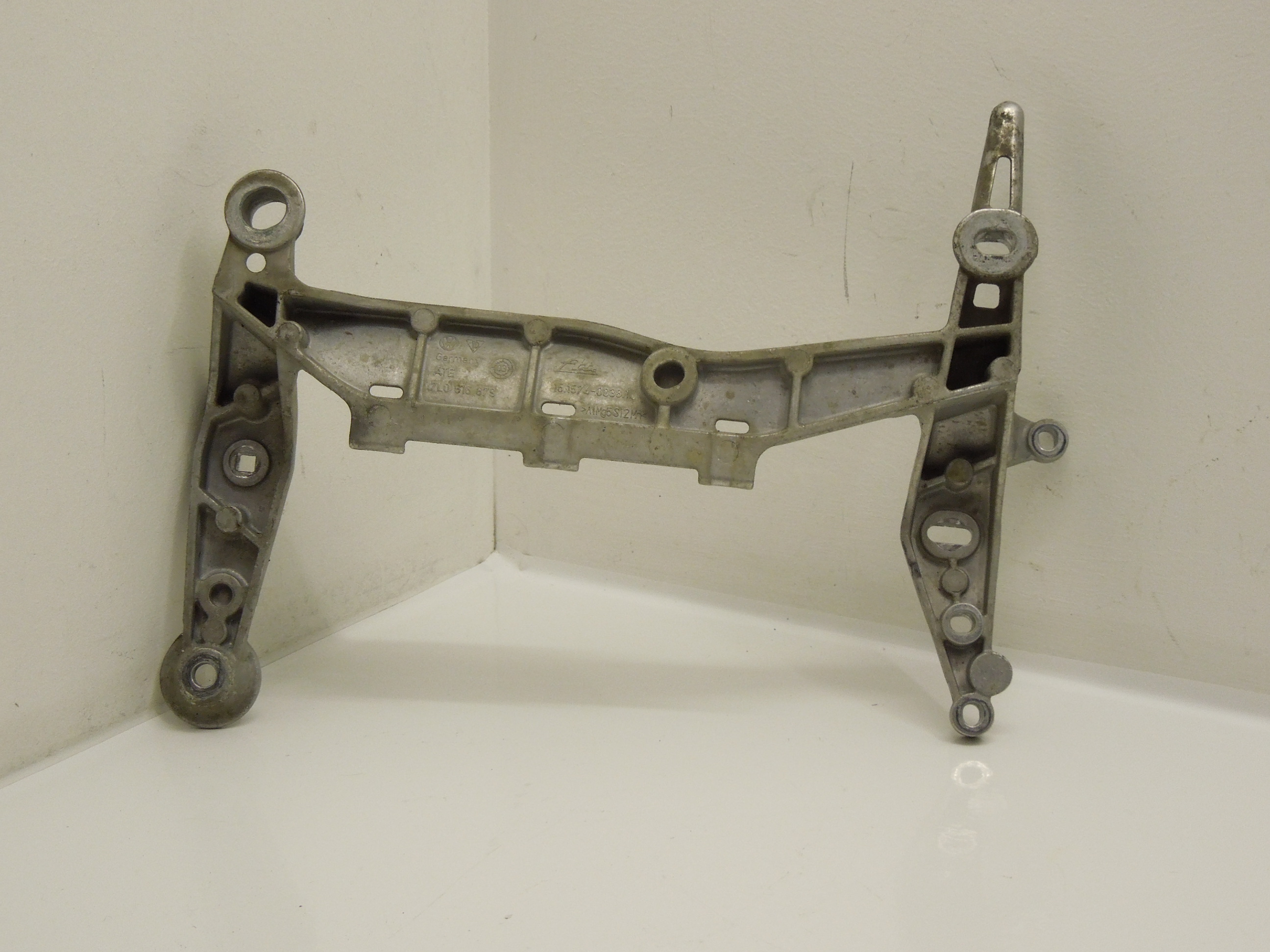 Audi Q7 4 L Staffa pompa sospensioni pneumatiche 7L0616879